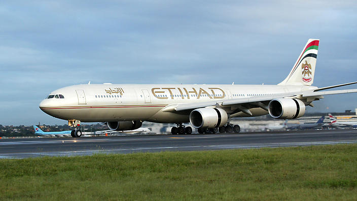 Etihad flight to Sydney makes emergency landing after engine failure