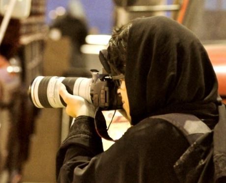 Saudi female students take up photography to earn money